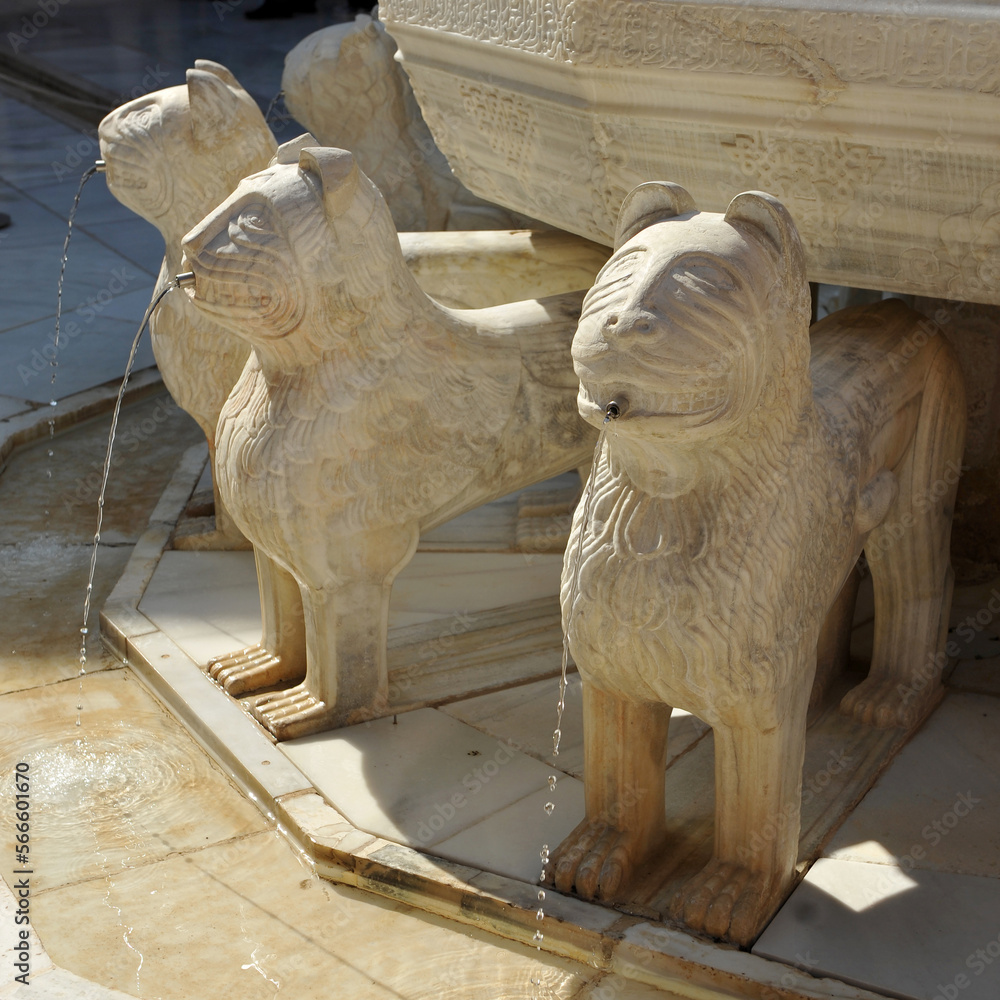 Fontaine des lions. Fontaine du Patio de los Leones dans les Palais ...