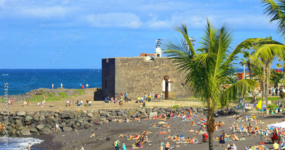 Playa Jardín y Castillo San Felipe, Puerto de la Cruz Stock Photo ...