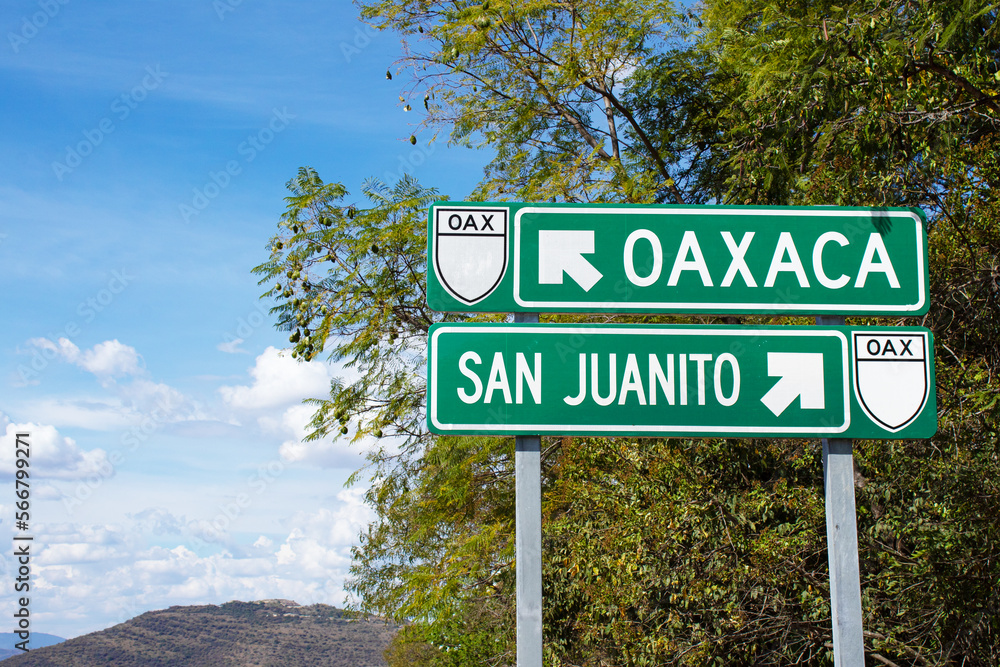 Letrero de carretera en Oaxaca, México. Señales color verde con letras ...
