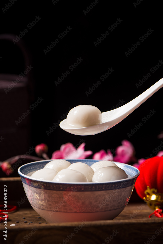 Foto de Tang Yuan(sweet dumplings balls) in a spoon. traditional ...