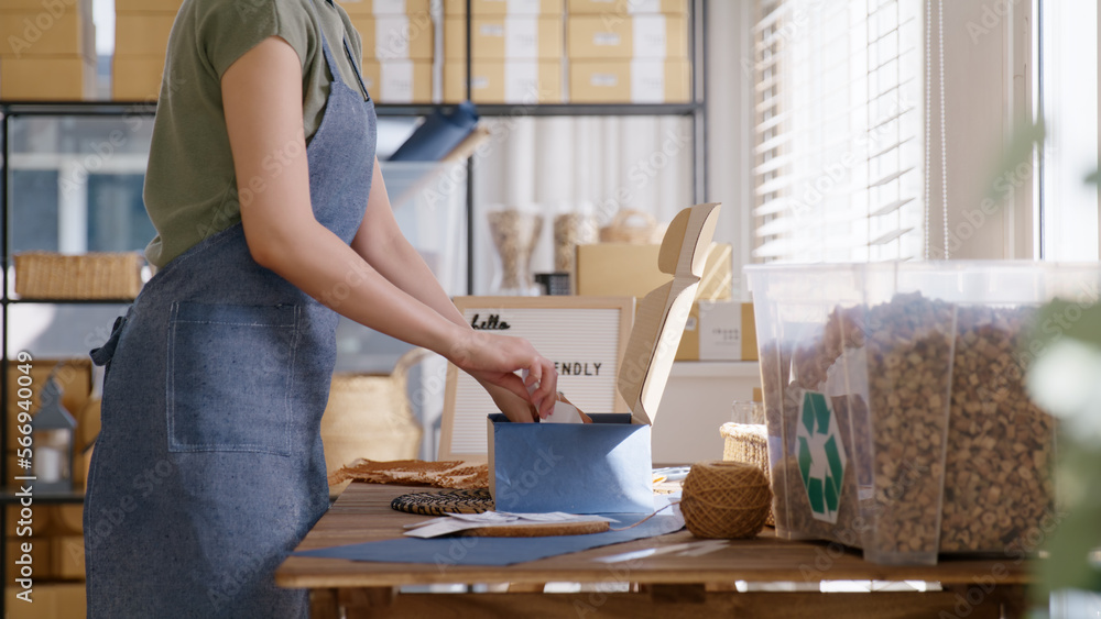 Fotka „Eco vendor go green packaging parcel carton box in net zero ...