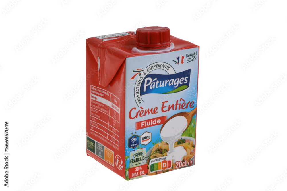 Brique de crème entière fluide de la marque Pâturages en gros plan sur ...