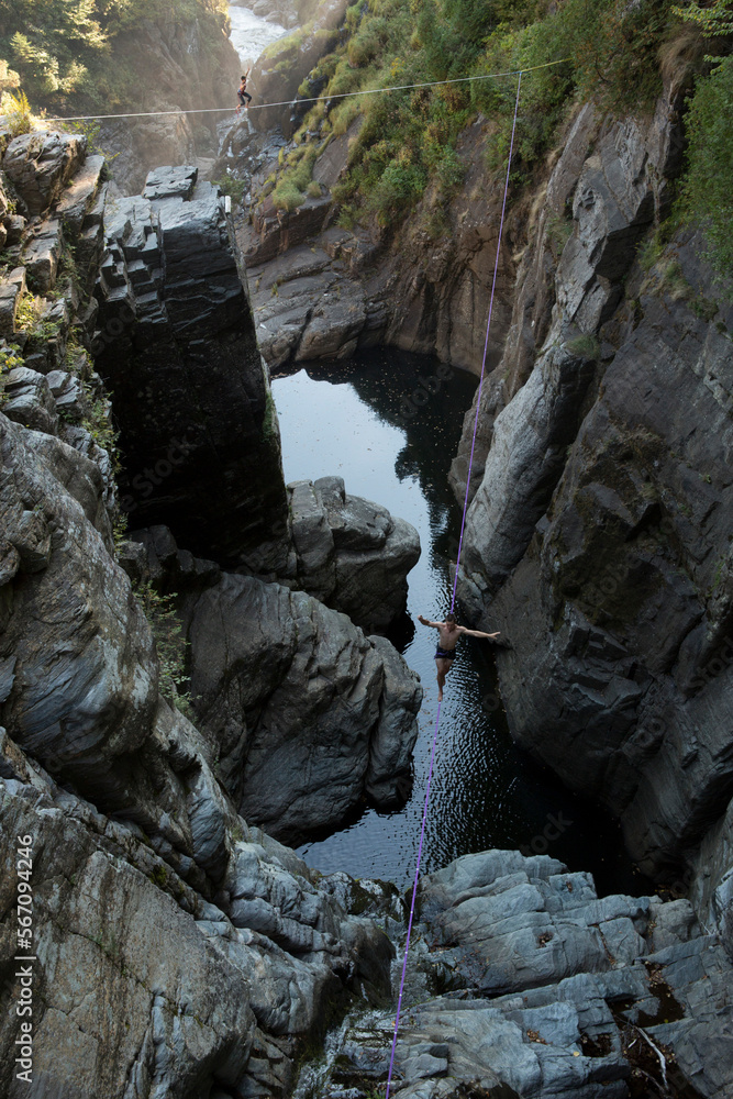 Foto de Male & female highliners simultaneously walking a two-way ...
