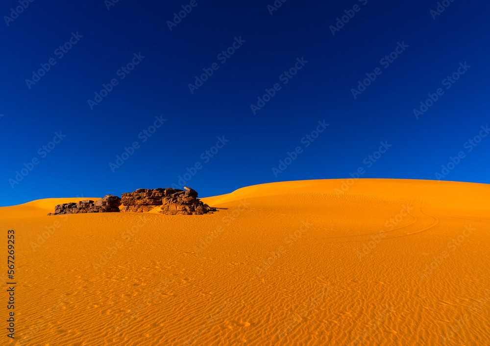 Rocks and sand dunes in Sahara desert, North Africa, Erg Admer, Algeria ...