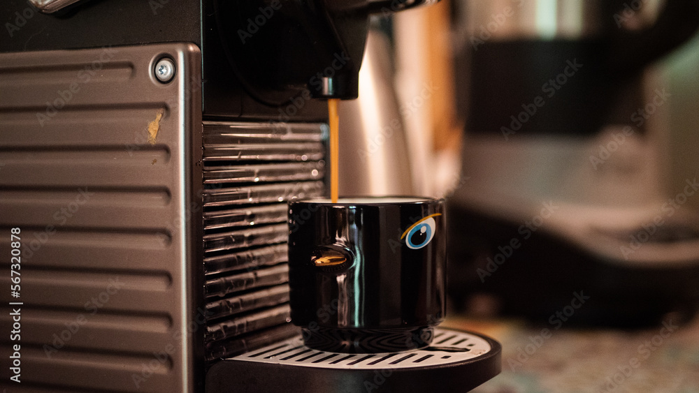 Une machine à café qui sert du café dans une tasse Stock Photo | Adobe ...