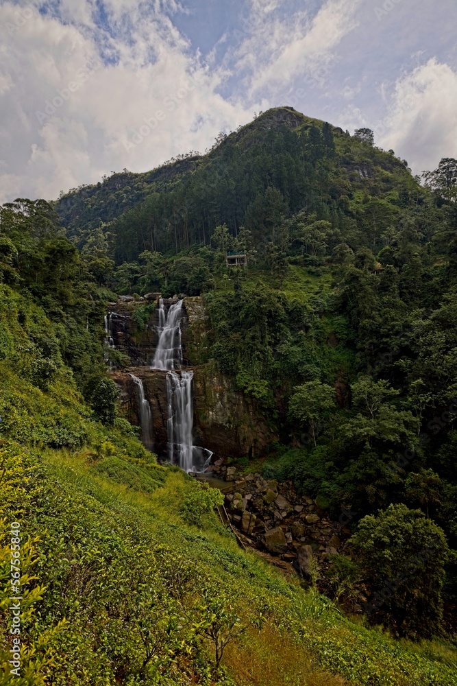 Foto de Beautiful Ramboda waterfall landscape in Sri Lanka. Ramboda ...