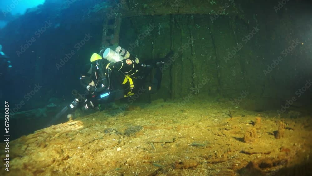 Vidéo Stock Diver inside shipwreck in underwater submarine world of ...