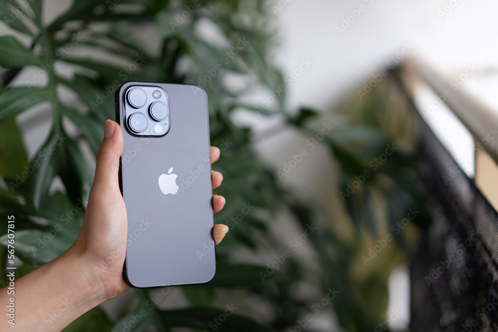 PENANG, MALAYSIA - NOV 12, 2022: Hand holding Apple iPhone 14 Pro Max ...