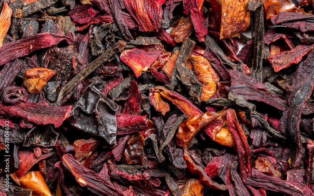 Feuilles de thé noir avec des morceaux de fruits rouges séchés ...