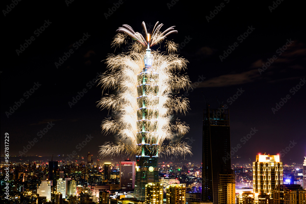 Foto de Taipei, Taiwan- January 1, 2017: Fireworks ring in the New Year ...
