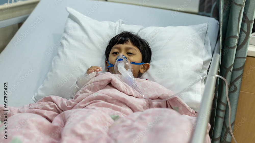 Foto de Sick boy inhalation therapy by the mask of inhaler. Baby has ...