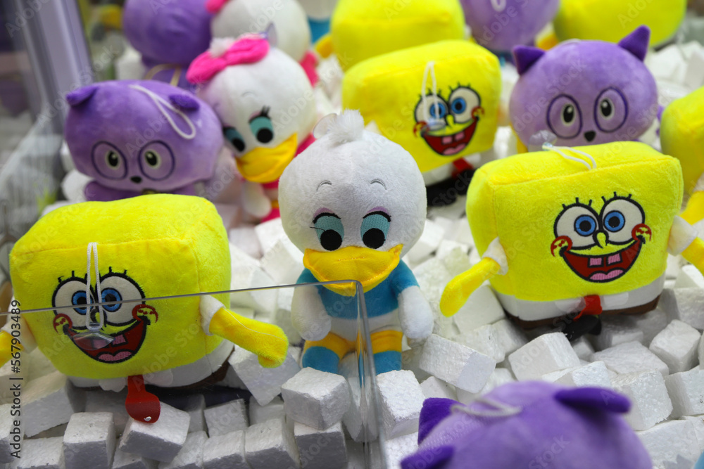 Stockfoto Donal and Daisy Duck. SpongeBob SquarePants. Electronic claw ...