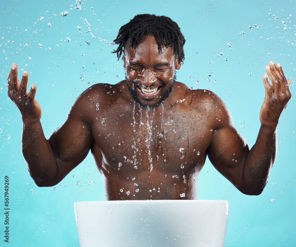 Foto Stock Water splash, cleaning and hydration with a model black man ...