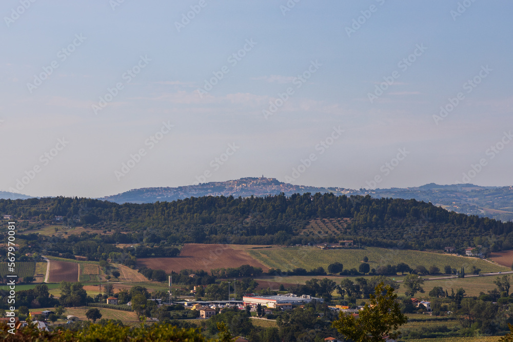 Uno splendido panorama sulle colline marchigiane dal borgo di Loreto ...
