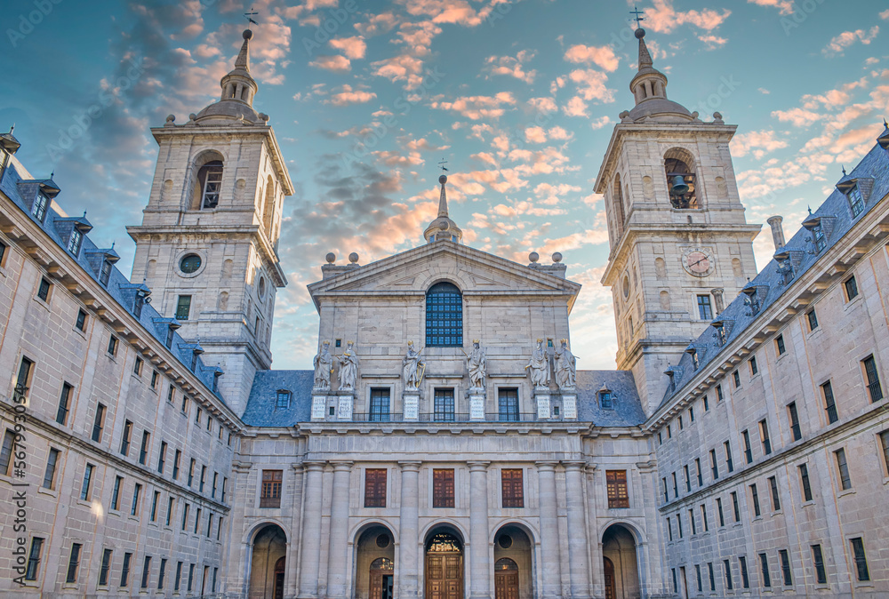 Campanarios y fachada principal de la basílica dentro del complejo del ...