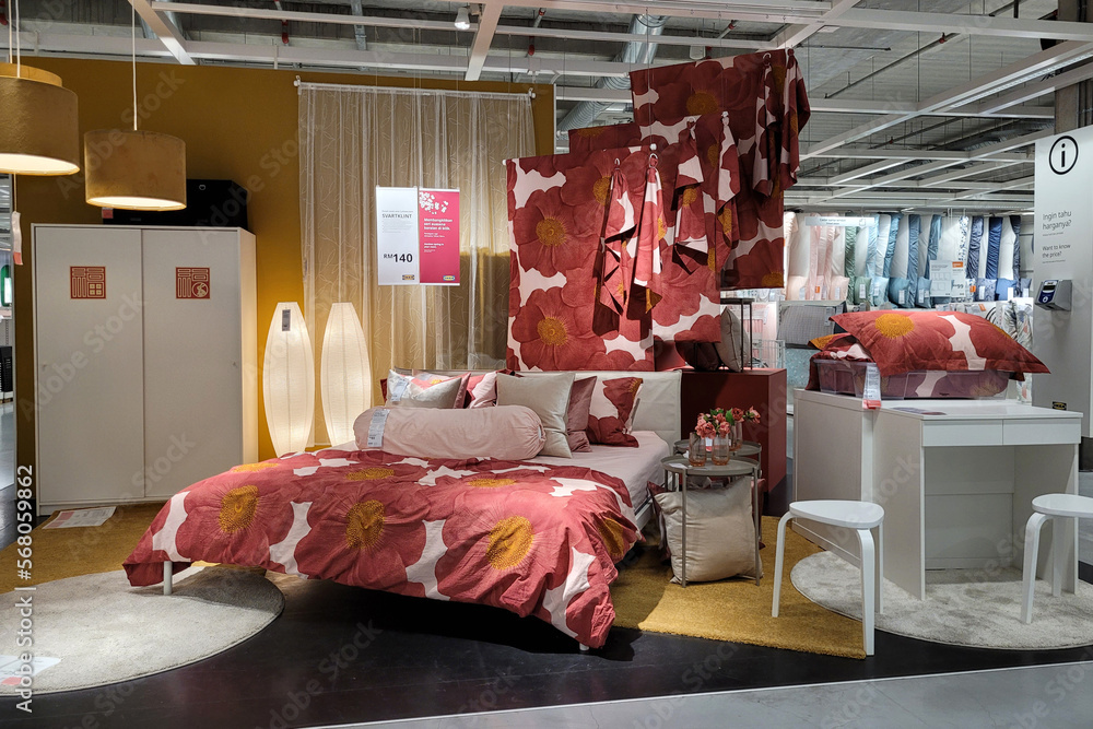 Foto de PENANG, MALAYSIA - 1 FEB 2023: Interior view bedding department ...