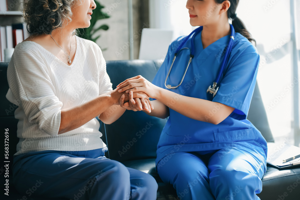 Foto de medical doctor holing patient's hands and comforting her.Kind ...
