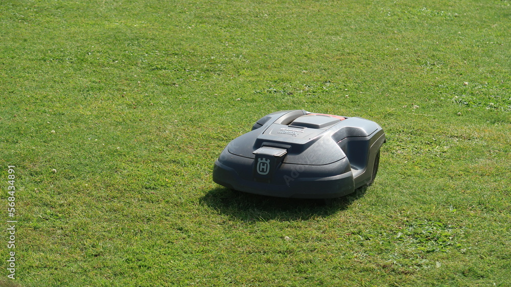 Robot tondeuse à gazon automatique de la marque Husqvarna sur une ...