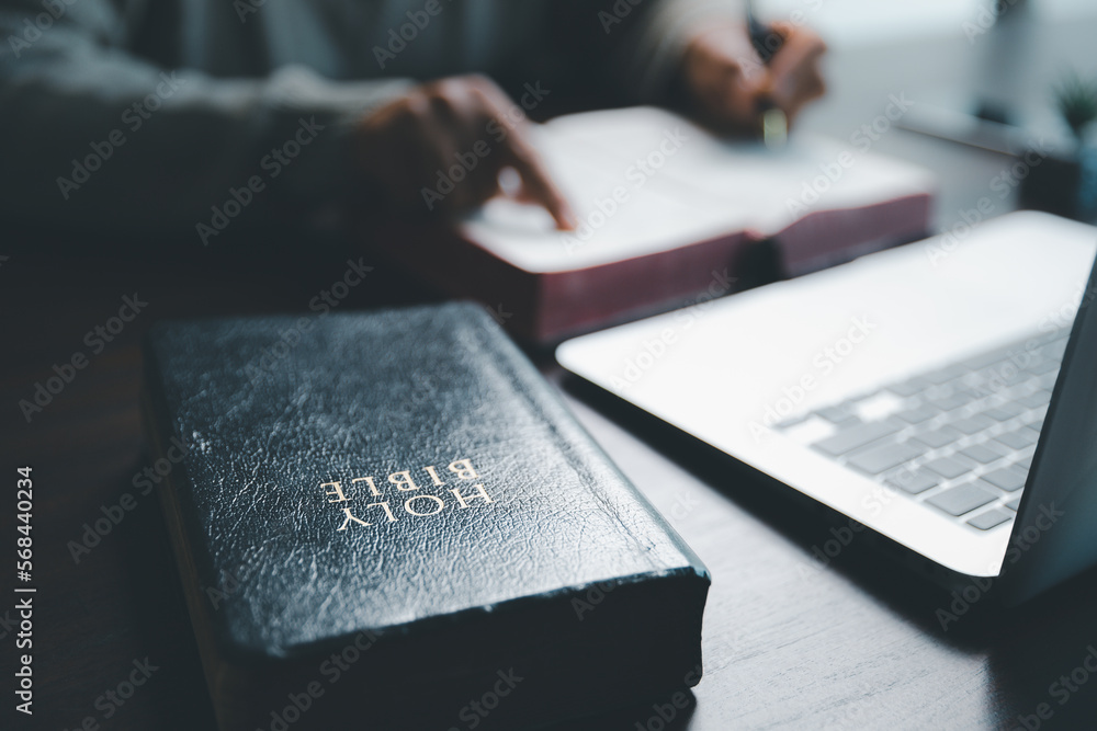 Fotografia do Stock: Christian online technology concept. Hands praying ...