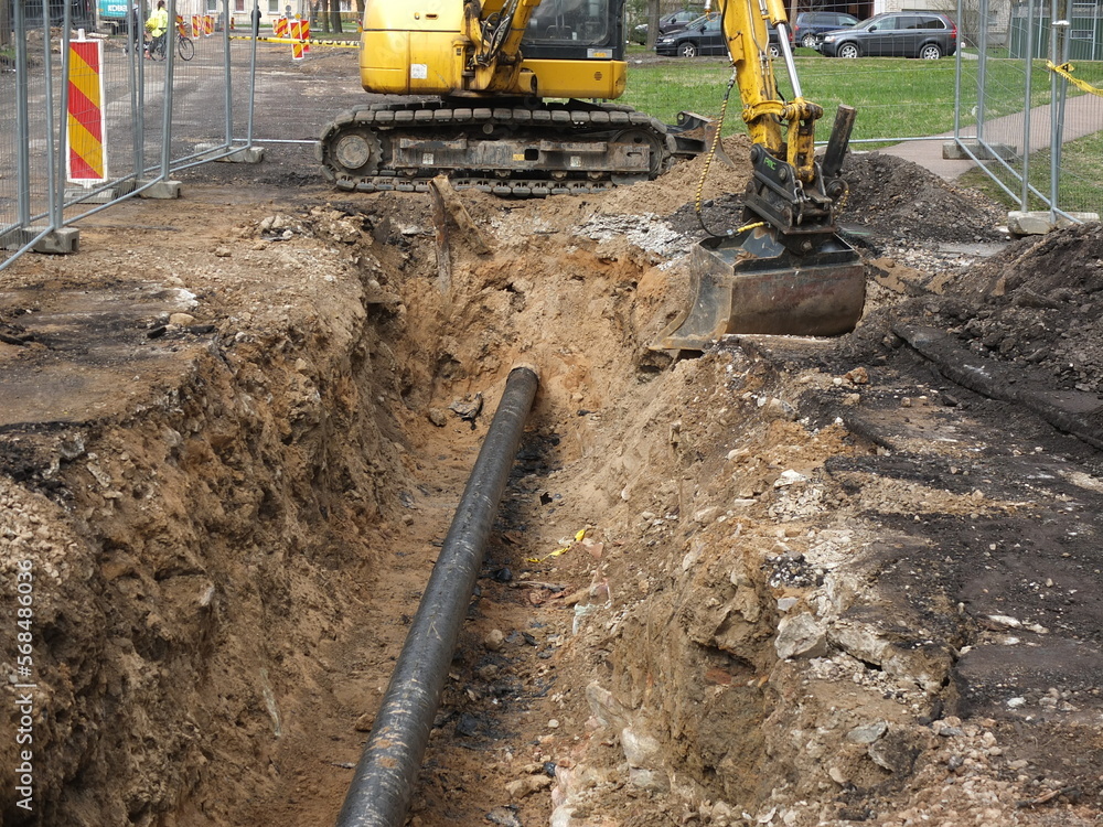 Foto de Underground gas line on the city. Consruction site. CRAWLER ...