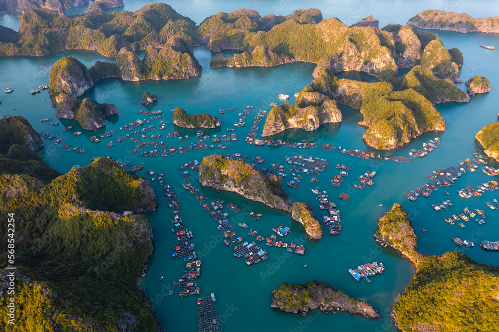 Aerial of Lan Ha bay in Ha Long Bay are, Cai Beo floating village 스톡 사진 ...