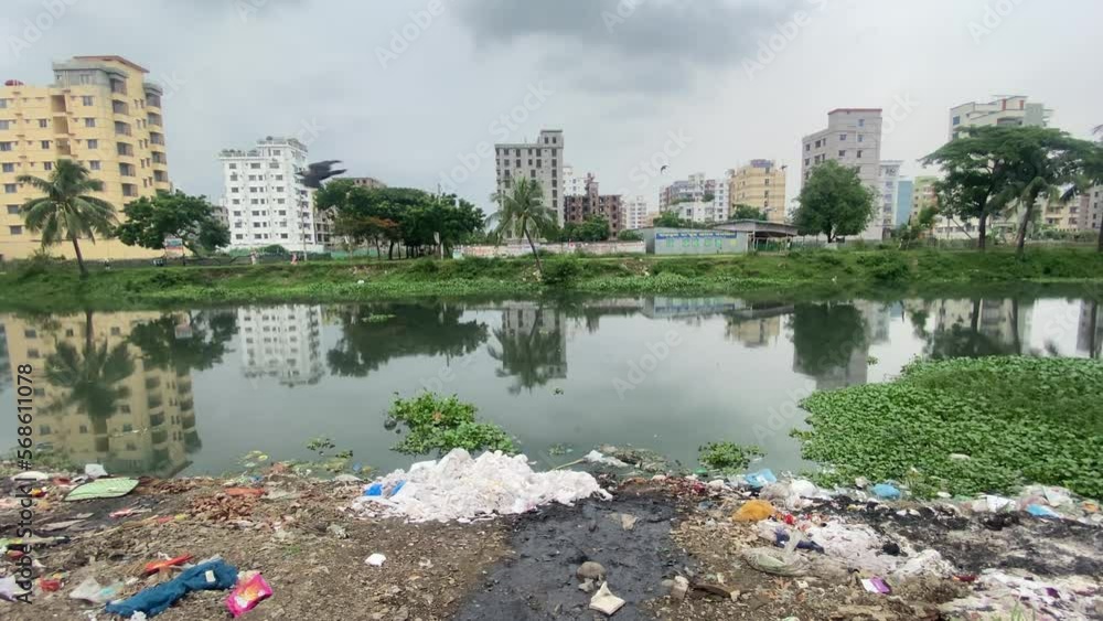 Water pollution with various trash in Dhaka city, Bangladesh vídeo do ...