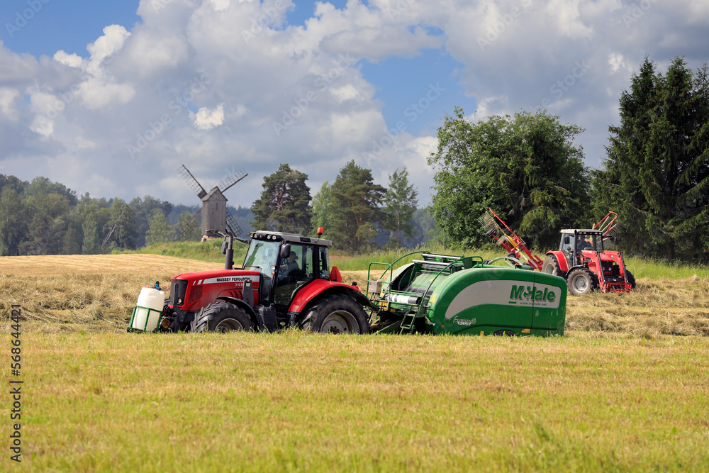 Foto de Massey-Ferguson tractors in hay field with McHale baler wrapper ...