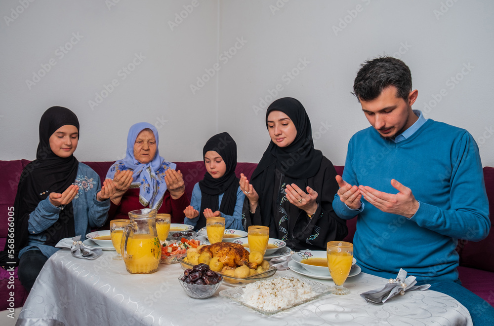 Foto de Muslim family making iftar dua to break fasting during Ramadan ...