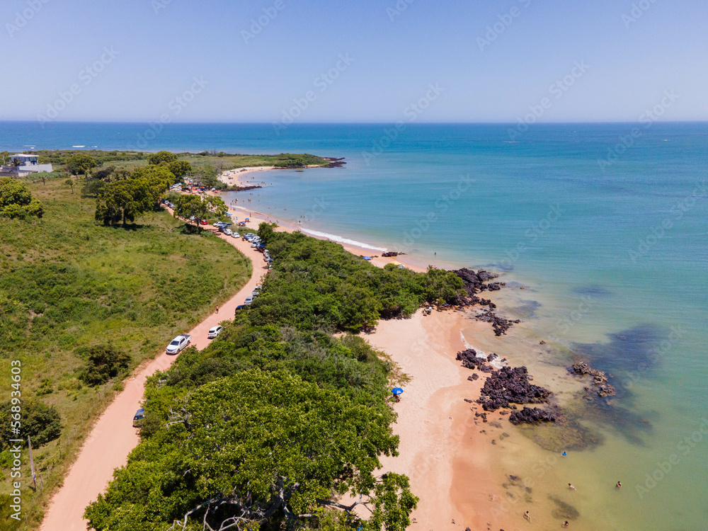 Imagem aérea de Castelhanos e da Praia da Boca da Baleia na cidade da ...