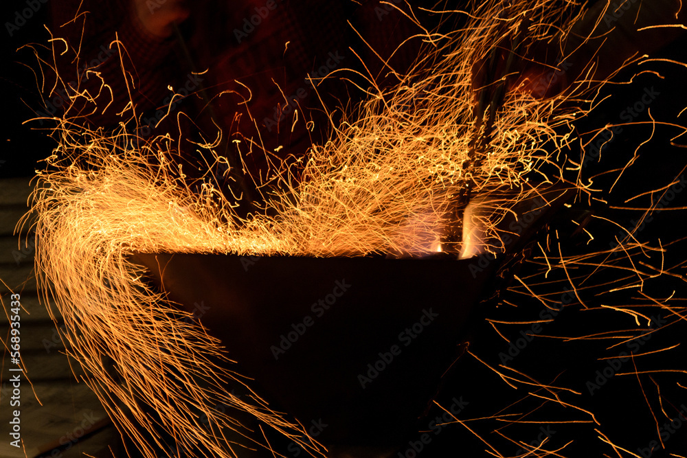 Chispas creadas al hacer un fuego en un recipiente. Stock Photo | Adobe ...