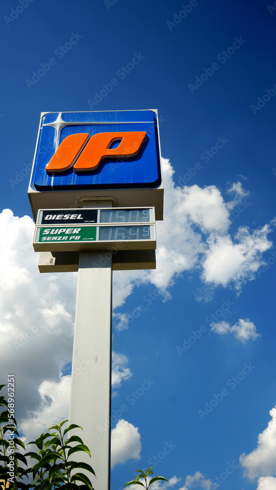Foto de Rome, Italy - August 05, 2022: Italian oil company IP logo and ...