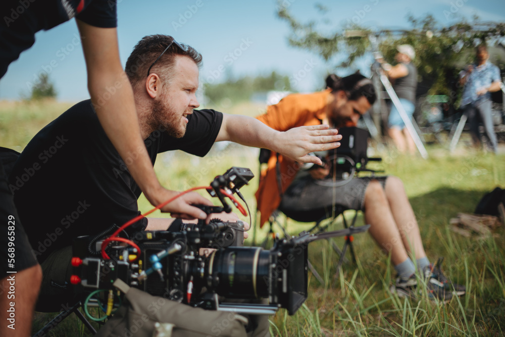 Foto de Director of photography with a camera in his hands on the set ...