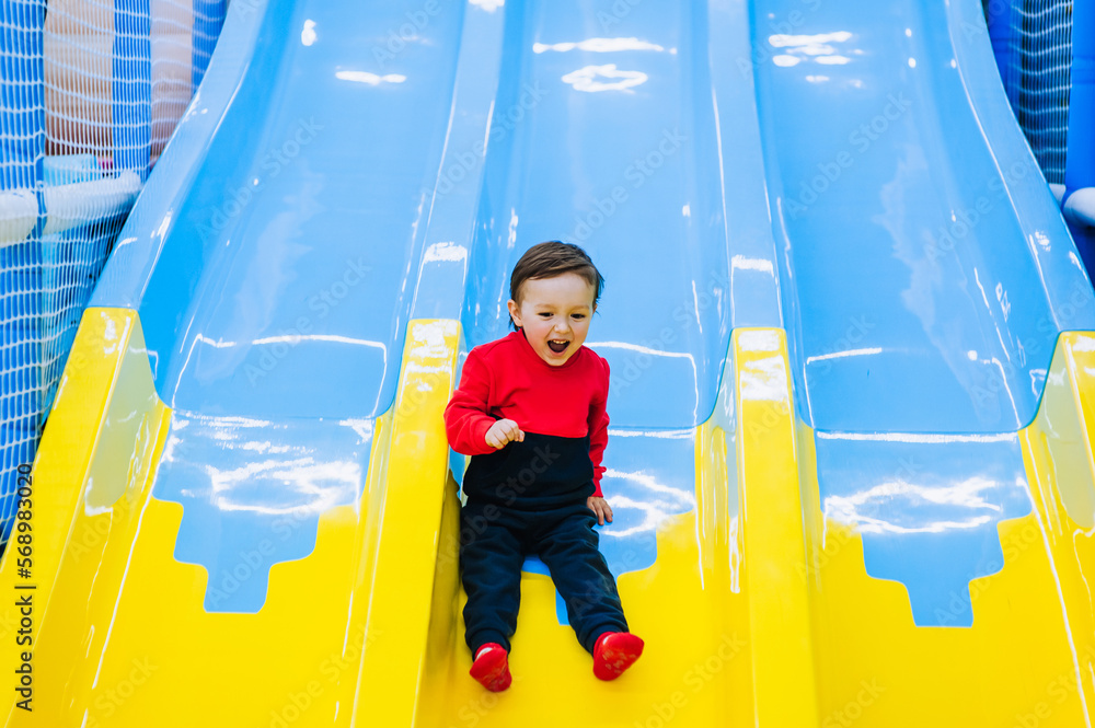 Foto de Happy, smiling little boy, preschool child descends, slides ...
