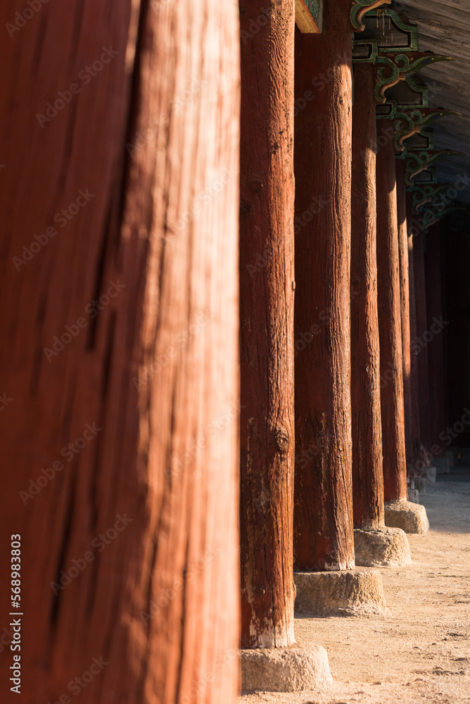 Foto de Traditional red columns of the architecture in the palace in ...