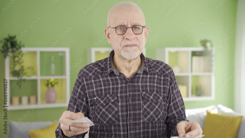 Vidéo Stock Old man getting angry at home reacting to high priced bills ...