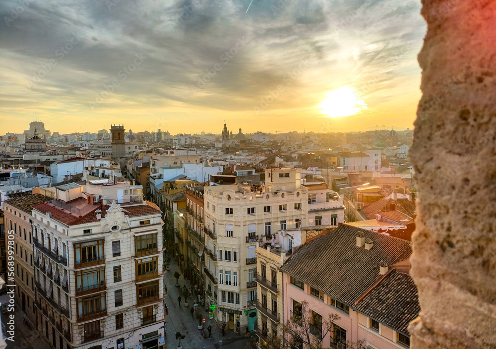 Panorámica de la ciudad de Valencia al atardecer. Stock Photo | Adobe Stock