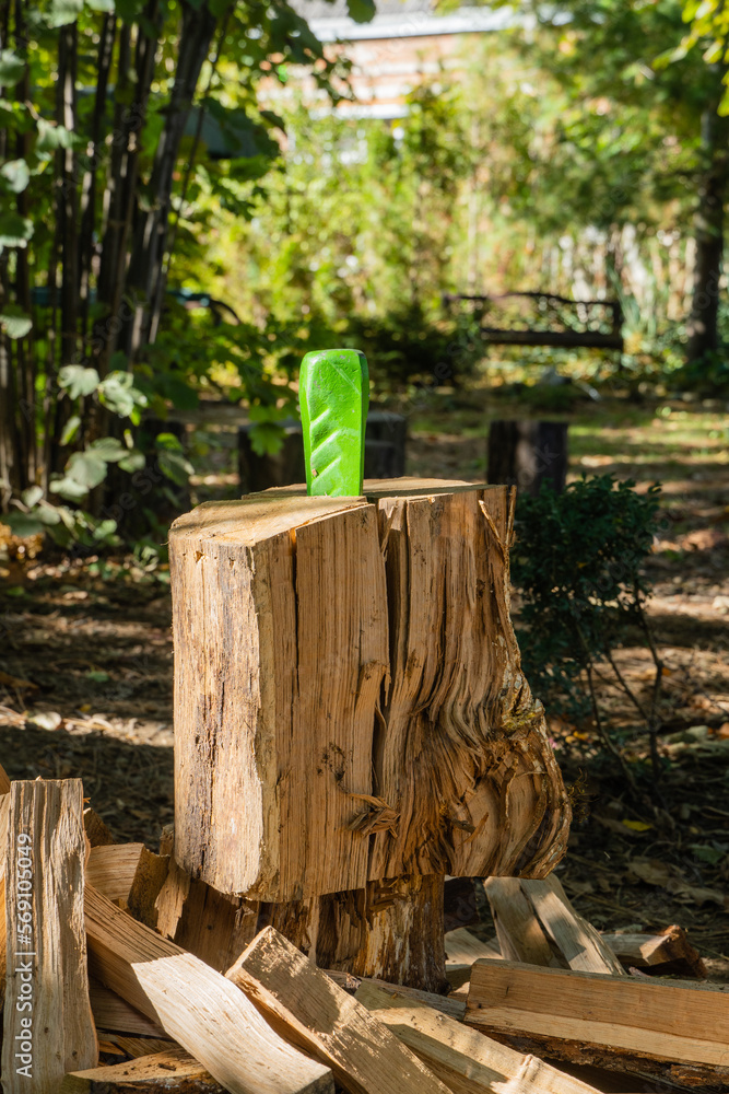 Preparing firewood for stove or fireplacer. Splitting problematic oak ...