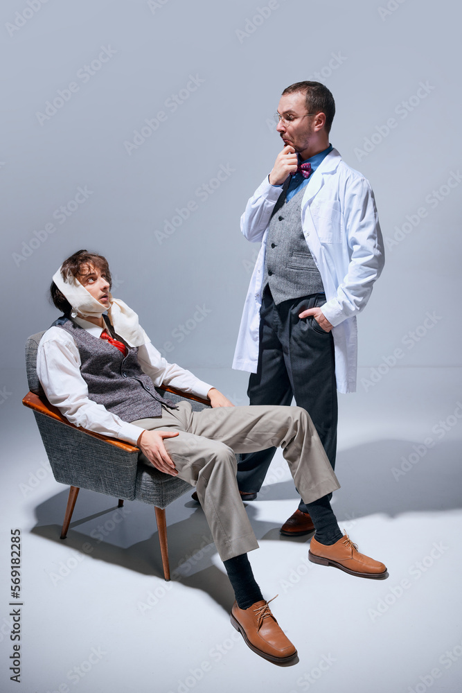 Foto de Questioning face. Young man with tooth pains visiting dentist ...