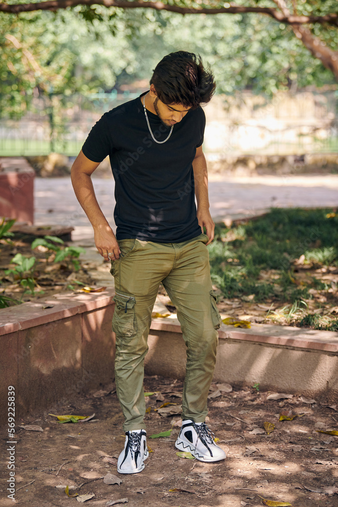 Foto de Attractive young indian man full height portrait in black t ...