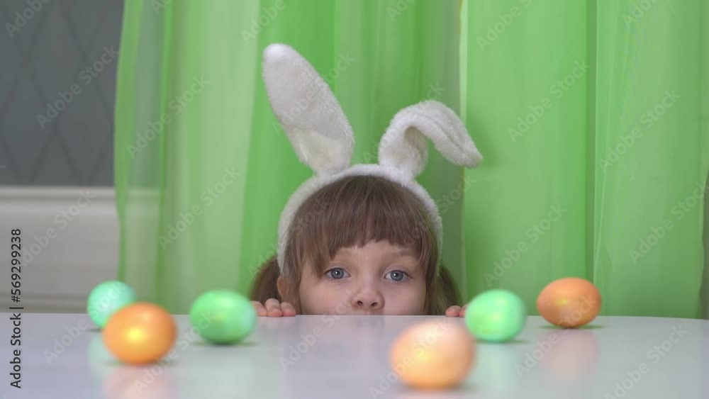 Vidéo Stock A portrait funny surprised little girl with brown hair and ...