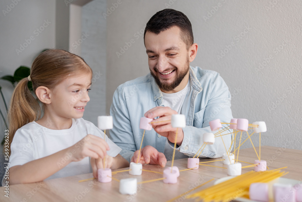 Foto de Child and father molecular model with spaghetti and marshmallow ...
