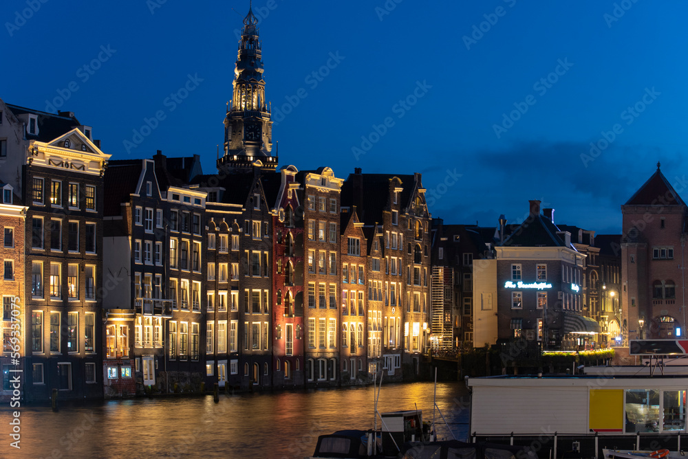 Foto de Amsterdam, Netherlands- 09-18-2022- Steeple of The Old Church ...