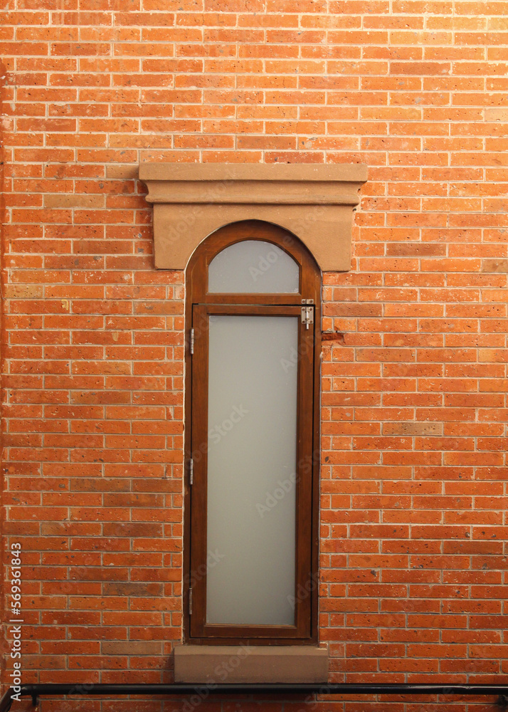 Muro de ladrillo con ventana de madera en forma de arco. Stock Photo ...