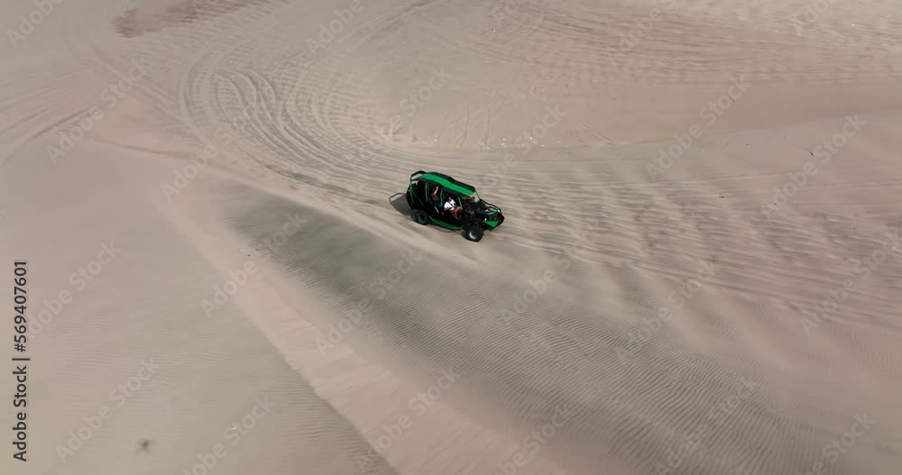 Vidéo Stock Dune buggies in Huacachina, Peru desert. Fast sand buggy ...