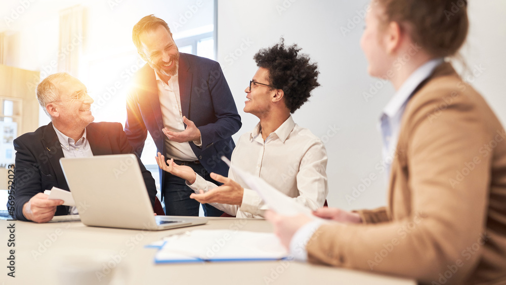 Geschäftsleute bei Beratung durch Consultung im Büro Stock Photo ...