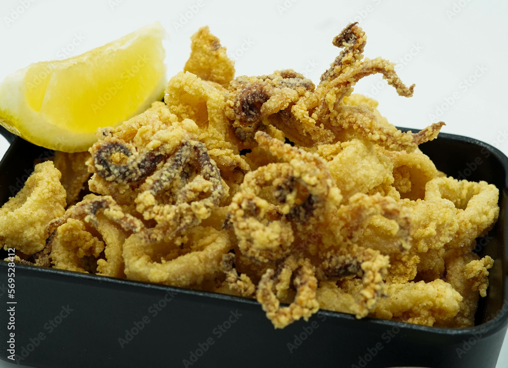 Racion de calamares fritos tipicos de un bar de tapas español Stock ...