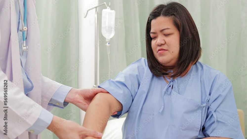 Video „Asian male doctor touching arm of obese woman patient to check ...