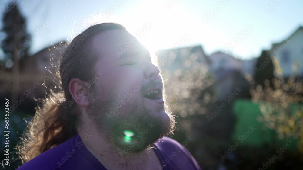 Foto de One overweight man taking a deep breath after run recovering ...