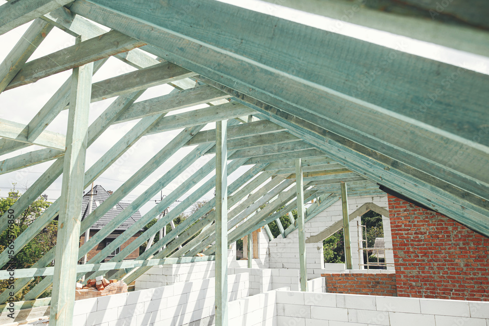 Foto de Unfinished roof trusses, view in attic with rafters, beams ...