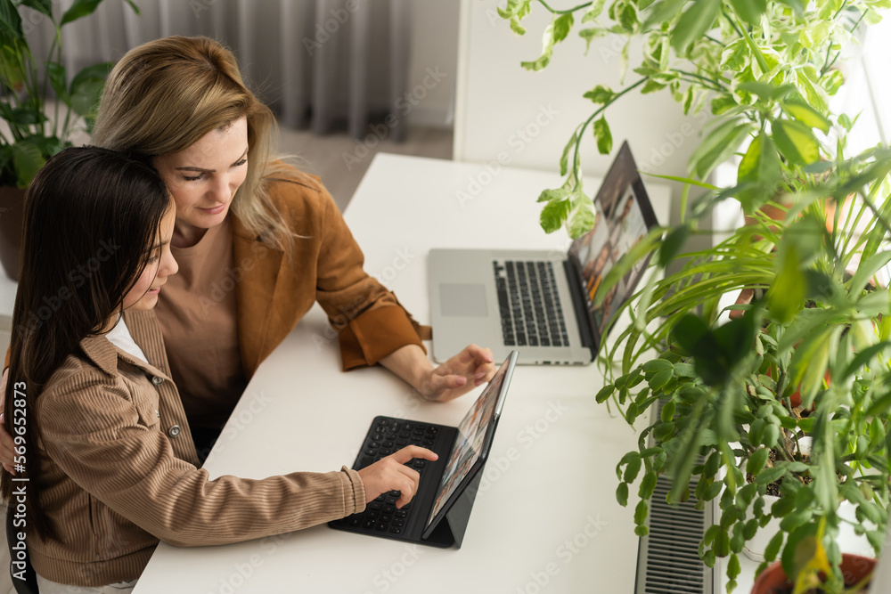 Fotka „Teen girl distance learning virtual distance online class on ...